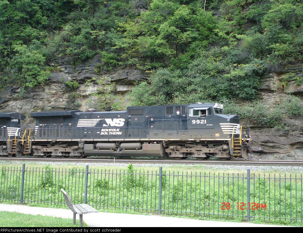 NS 9921 leads an EB manifest around the curve